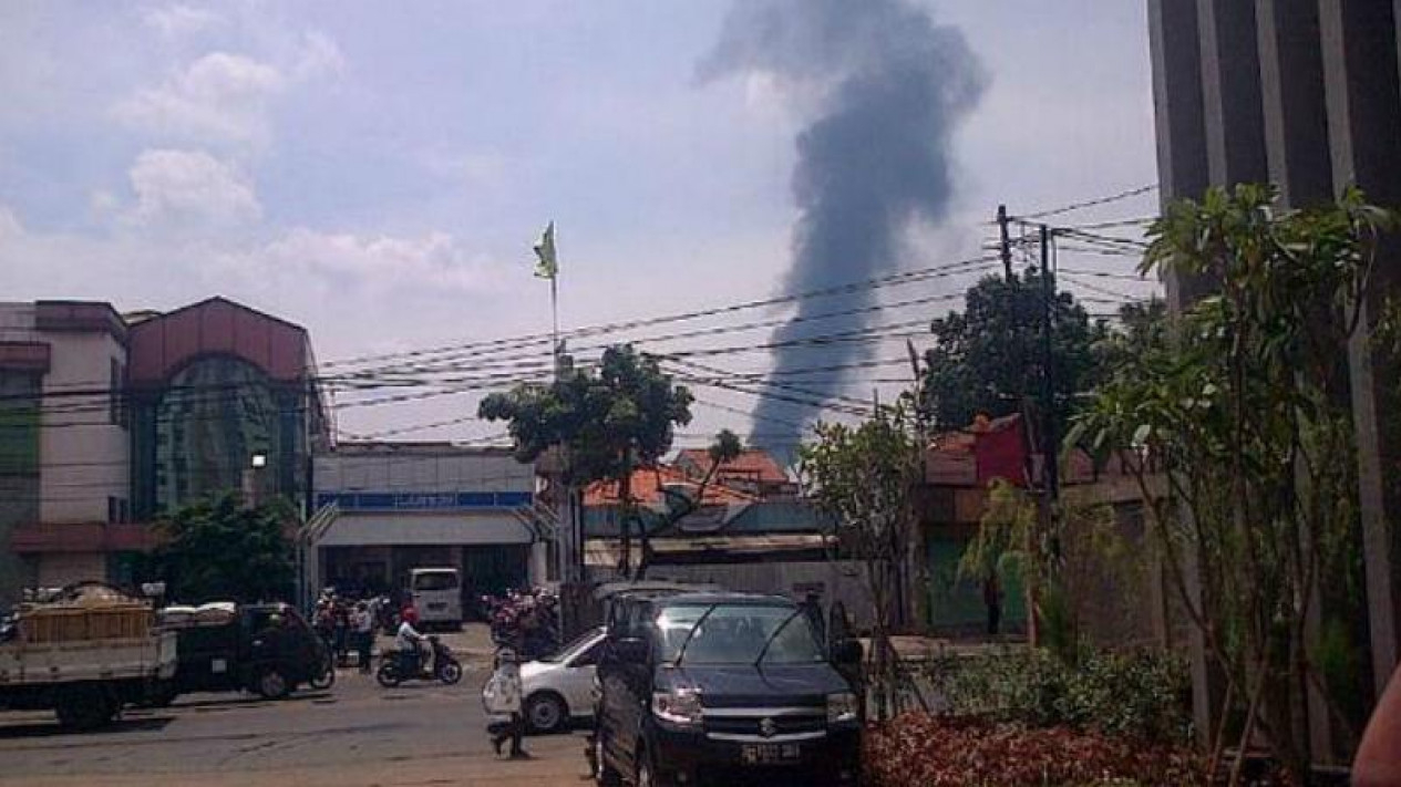 Foto Truk Tangki BBM yang Tabrakan dengan Kereta Milik Pertamina Foto Truk Tangki BBM yang Tabrakan dengan Kereta Milik Pertamina