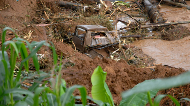 Kisah Tragis Mobil Tertimbun Longsor di Banjarnegara Kisah Tragis Mobil Tertimbun Longsor di Banjarnegara