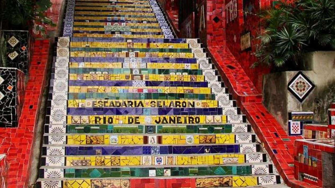 Foto Kisah Haru di Balik Tangga Unik di Rio de Janeiro Foto Kisah Haru di Balik Tangga Unik di Rio de Janeiro