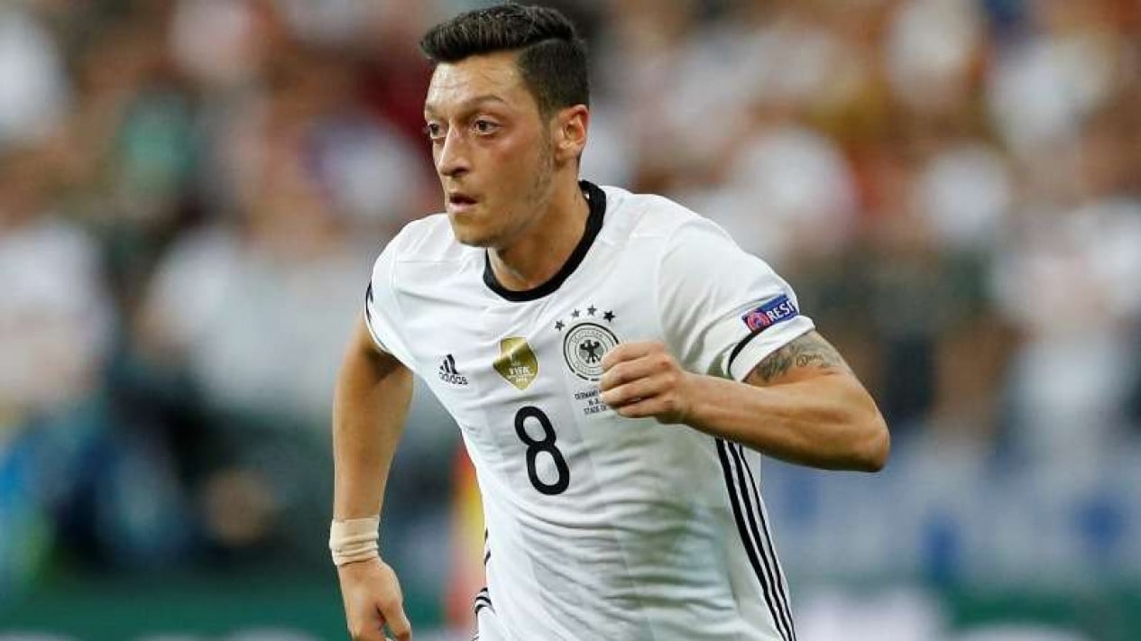 Foto Mesut Oezil Samakan Dirinya dengan Cristiano Ronaldo Foto Mesut Oezil Samakan Dirinya dengan Cristiano Ronaldo