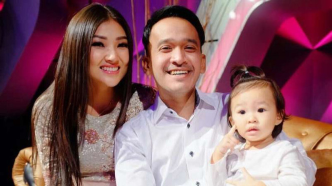 Gugat Cerai Usai 10 Tahun Menikah, Begini Perjalanan Cinta Ruben Onsu ... Gugat Cerai Usai 10 Tahun Menikah, Begini Perjalanan Cinta Ruben Onsu ...