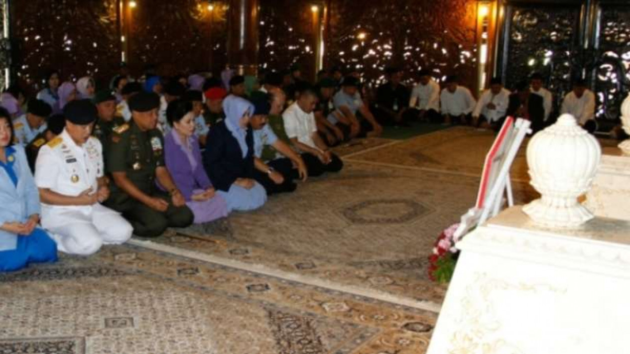 Foto Panglima TNI Ziarah ke Makam Soeharto di Kaki Gunung Lawu Foto Panglima TNI Ziarah ke Makam Soeharto di Kaki Gunung Lawu