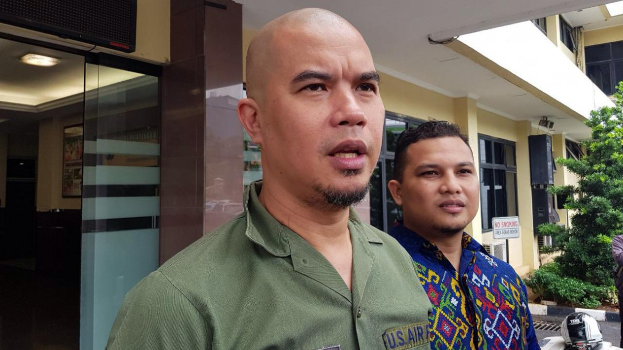 Foto Ahmad Dhani Semangat Datang ke Sidang Kasus Ujaran Kebencian Foto Ahmad Dhani Semangat Datang ke Sidang Kasus Ujaran Kebencian