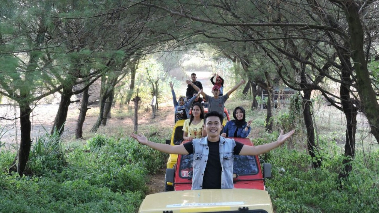 Foto Berburu Sunset Sambil Naik Jeep di Pantai Samas Foto Berburu Sunset Sambil Naik Jeep di Pantai Samas