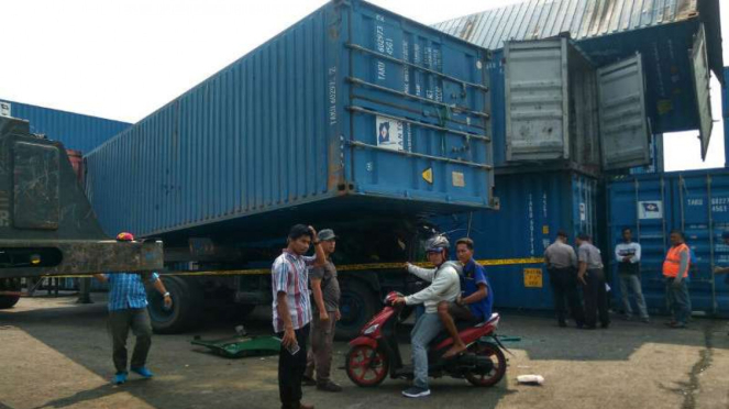 Kajati Kalbar Gagalkan Penyelundupan 14 Kontainer Minyak Sawit Ilegal Kajati Kalbar Gagalkan Penyelundupan 14 Kontainer Minyak Sawit Ilegal