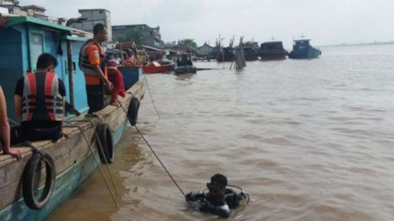 Foto Kapal Pompong Bawa Satu Keluarga Tenggelam, Sang Anak Hilang Foto Kapal Pompong Bawa Satu Keluarga Tenggelam, Sang Anak Hilang