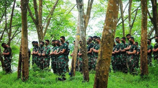 Foto Menakjubkan Sosok Prajurit TNI Menghadap Allah di Tengah Hutan Foto Menakjubkan Sosok Prajurit TNI Menghadap Allah di Tengah Hutan