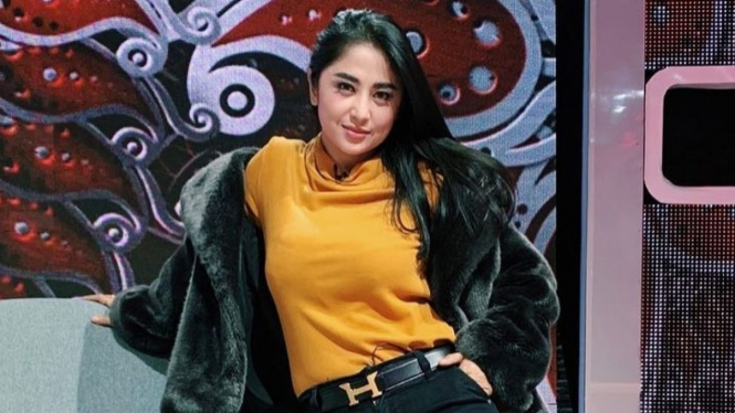 Dewi Perssik Luapkan Emosi kepada Warganet yang Menghinanya Dewi Perssik Luapkan Emosi kepada Warganet yang Menghinanya