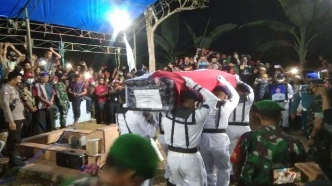 Warga Berdesakan Lihat Pemakaman Jenazah Prajurit Marinir Korban Kkb