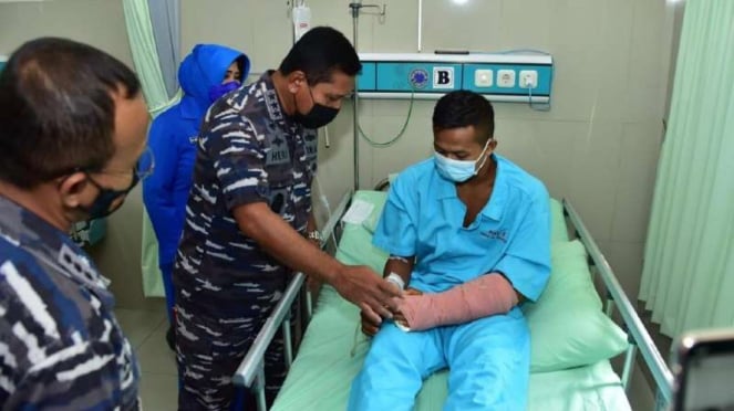 Wakasal Kunjungi Prajurit Marinir Korban Serpihan Pelontar Granat Opm