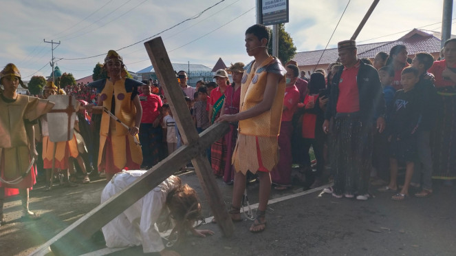 Ribuan Umat Katolik Di Ruteng Ikuti Prosesi Jalan Salib