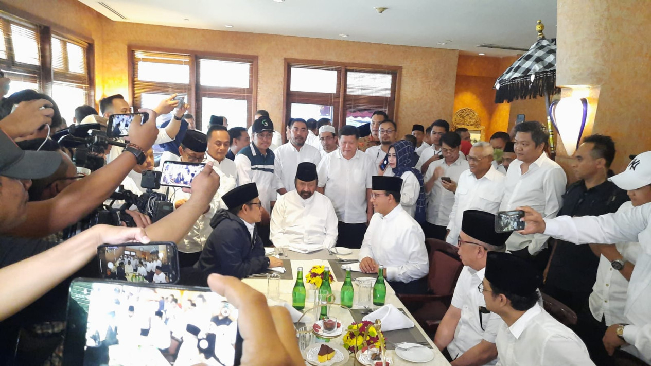 Foto Cak Imin Tiba di Hotel Majapahit, Disusul Anies Baswedan dan Surya ... Foto Cak Imin Tiba di Hotel Majapahit, Disusul Anies Baswedan dan Surya ...