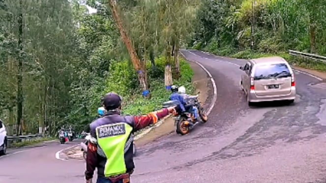 Viral Pemotor Jatuh di Tanjakan Sikut Bromo, Warganet Beri Tutorial Viral Pemotor Jatuh di Tanjakan Sikut Bromo, Warganet Beri Tutorial