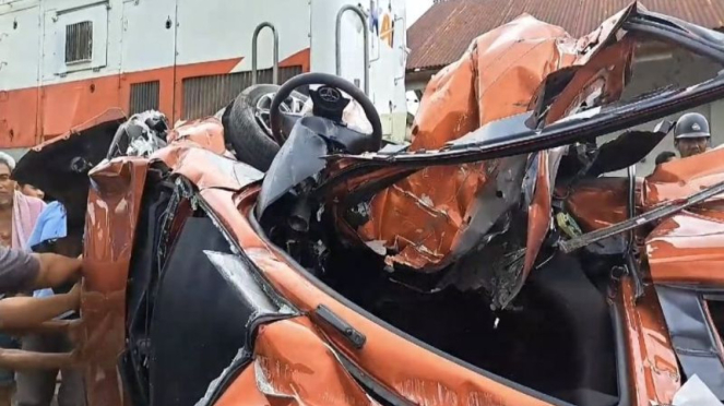 Satu Keluarga Jadi Korban Saat Mobil Tertabrak Ka Di Tebing Tinggi Ibu